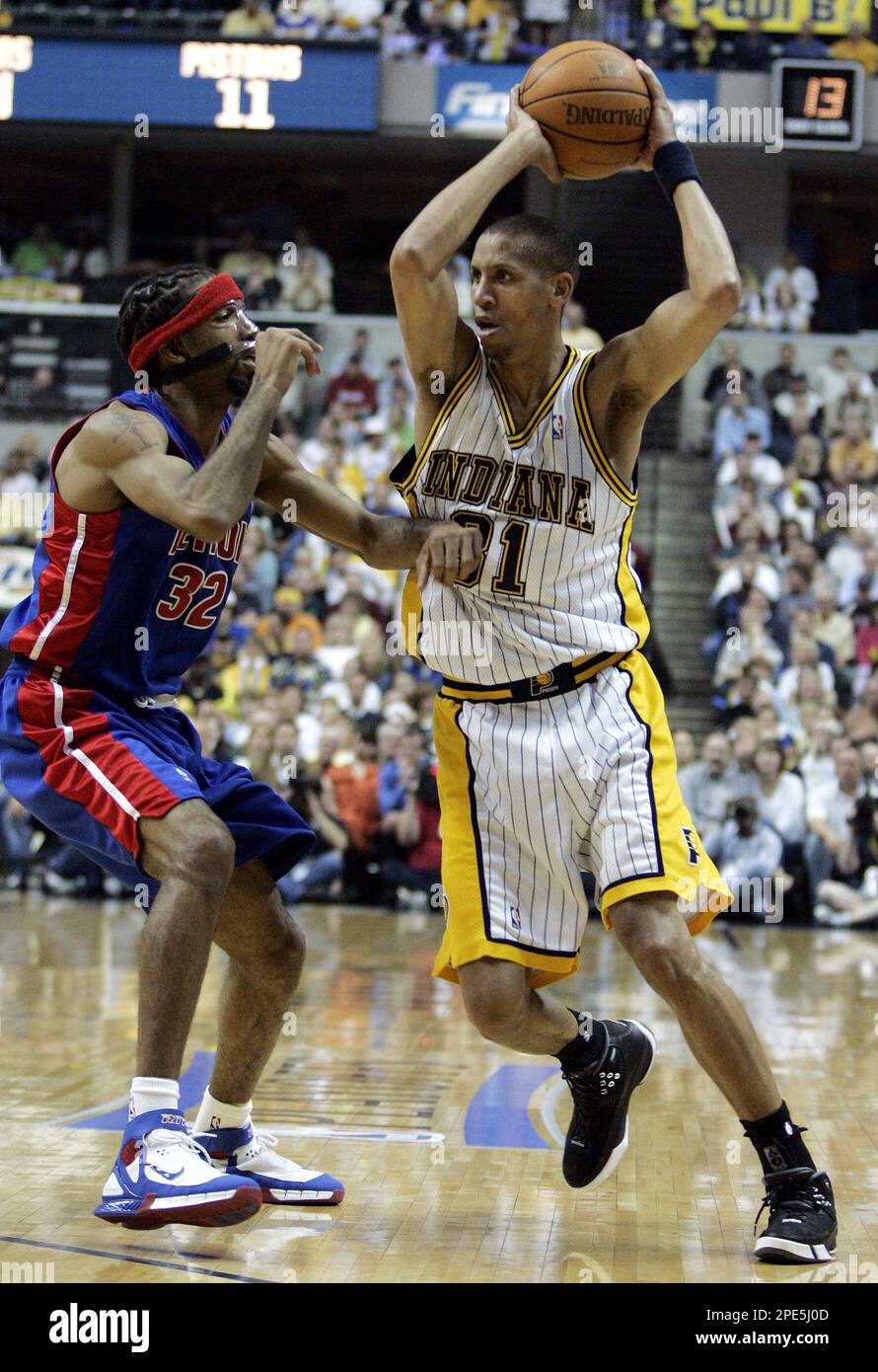 Indiana Pacers guard Reggie Miller, right, drives on Detroit Pistons ...
