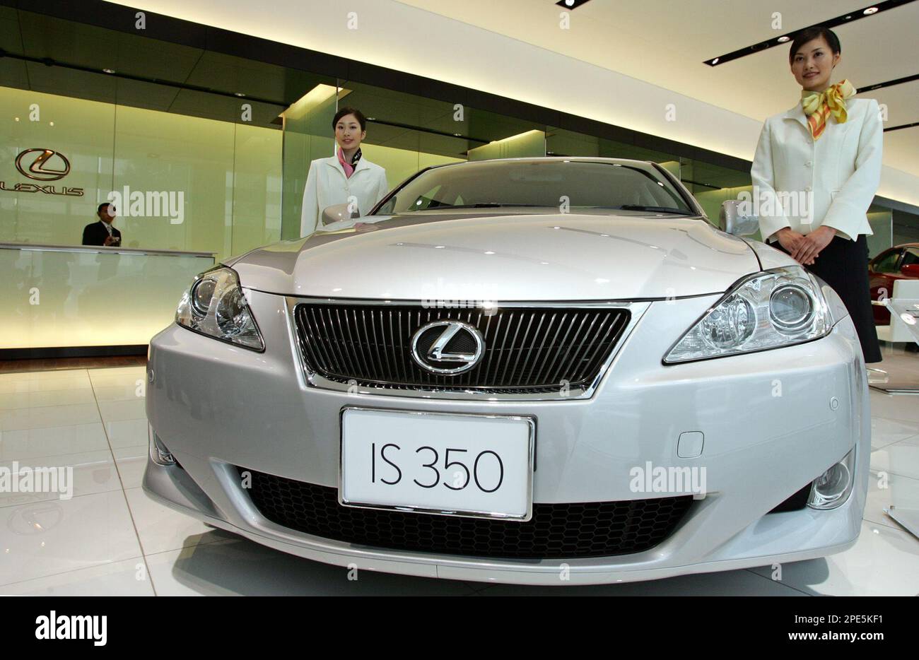 Employees at Tokyota Motor Corp.'s new dealership, "Lexus Takanawa ...