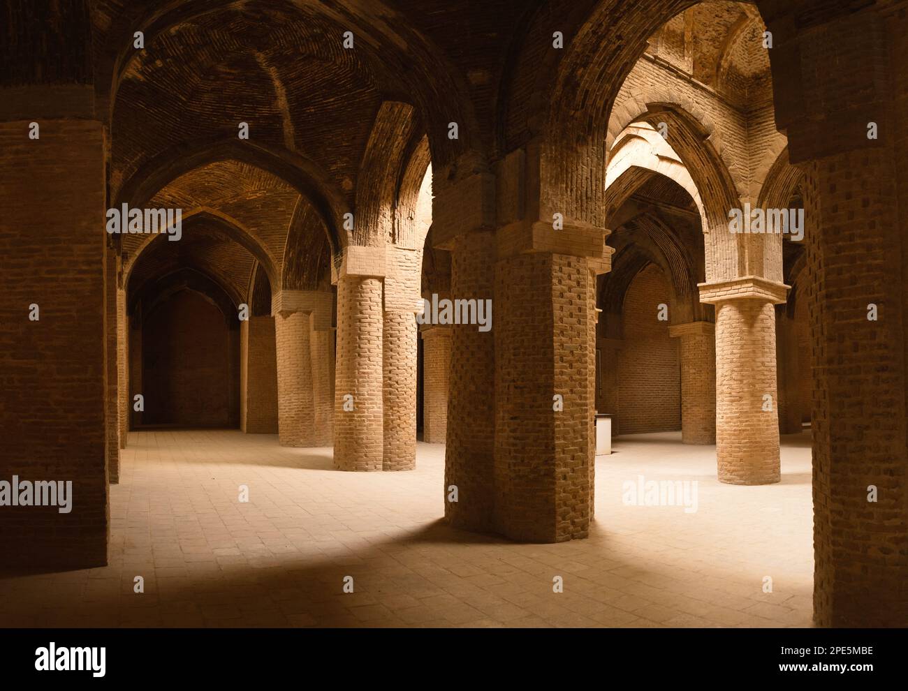 Masjed-e Jameh Mosque Ceiling with Roof Circle Window and Muqarna ...