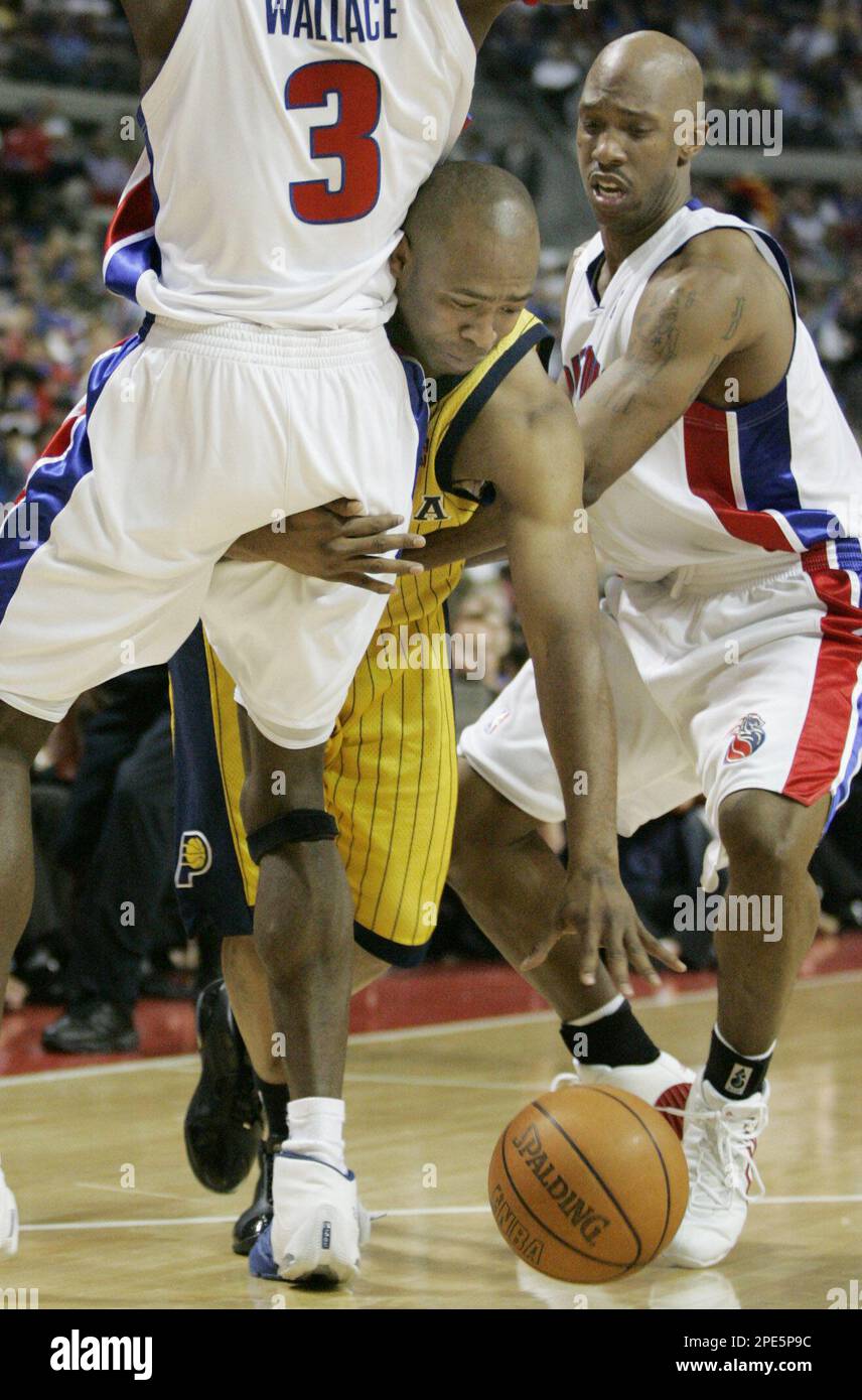 Indiana Pacers guard Jamaal Tinsley squeezes between Detroit Pistons ...