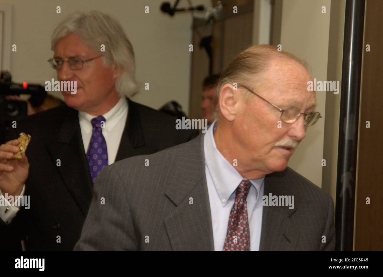 District Attorney Thomas Sneddon (Front) and Defense attorney Thomas ...