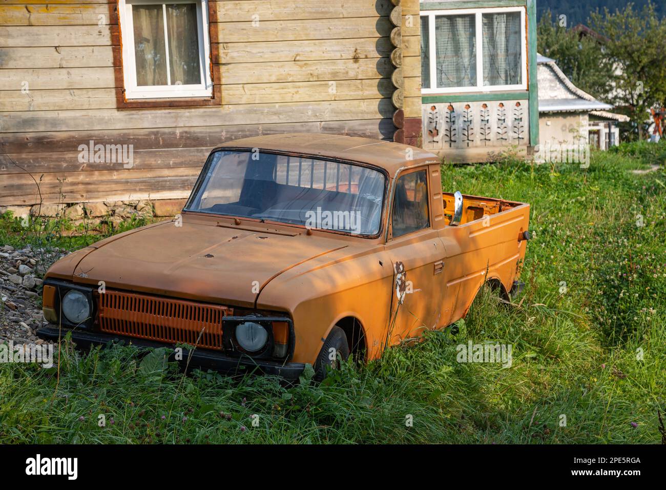 old vehicle abandoned car and wreck mess on the garden old house Stock ...
