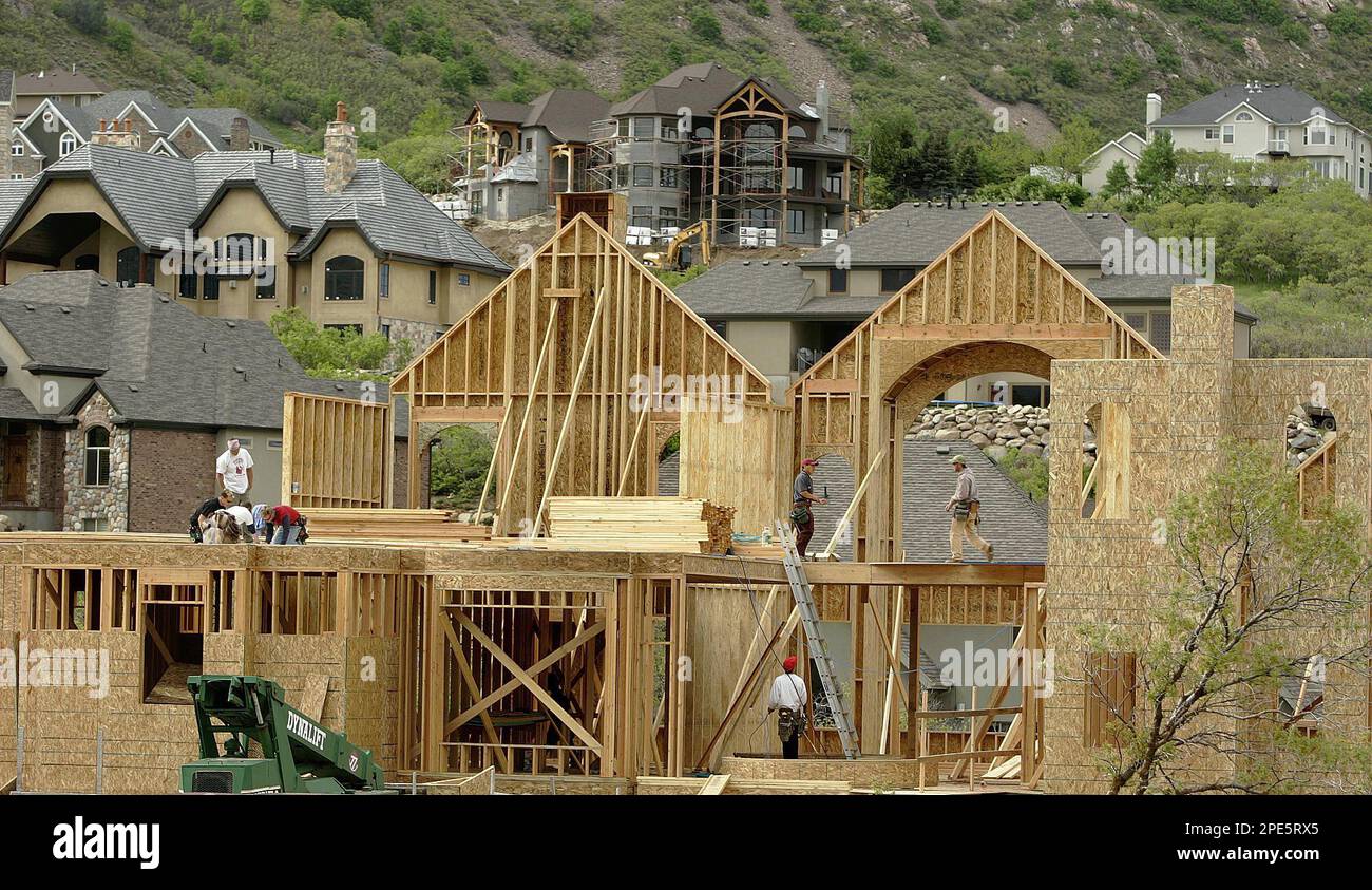 Construction workers build a $2.5 million 11,000 square foot home ...