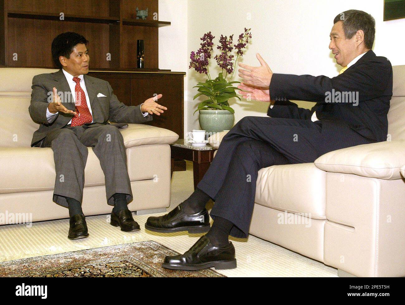 Singapore's Prime Minister Lee Hsien Loong, right, chats with Thai ...