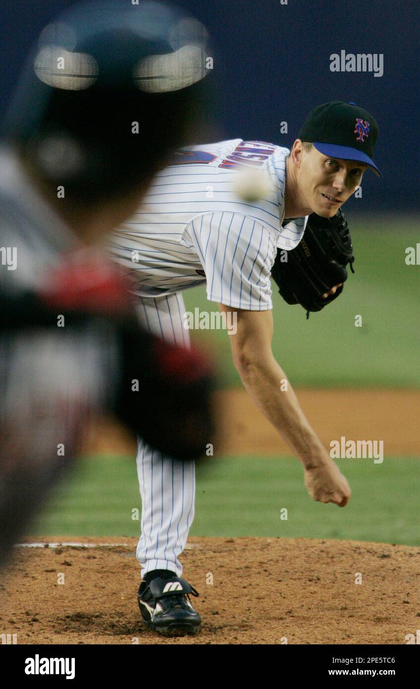 New York Mets pitcher Kris Benson delivers a pitch to Cincinnati Reds ...