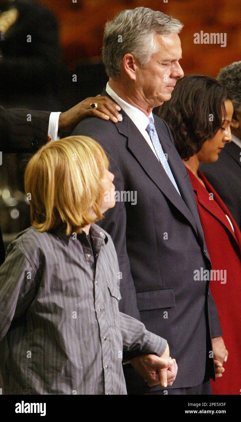 Los Angeles mayor James Hahn closes his eyes in prayer as his son ...