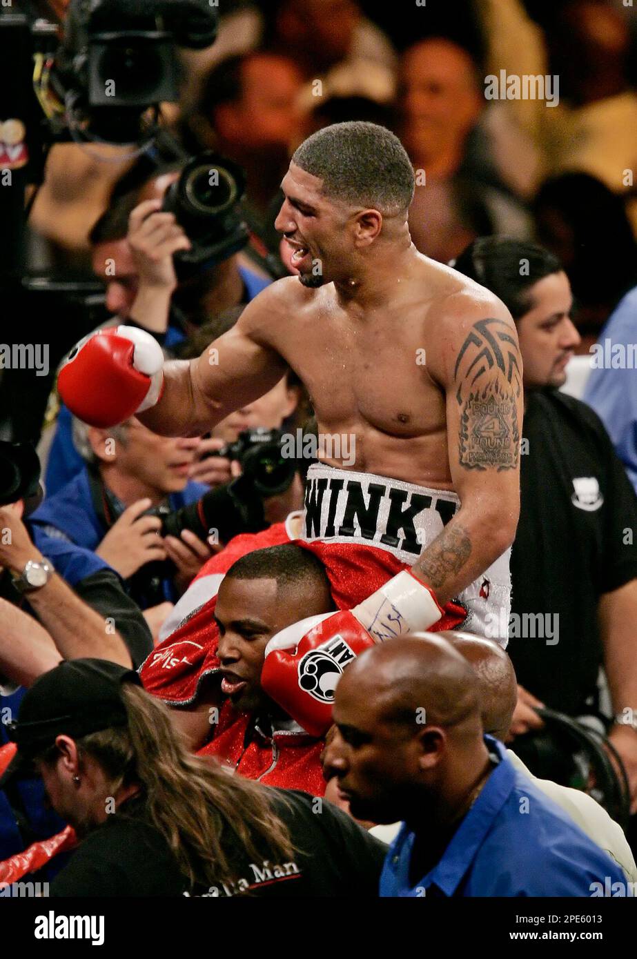 Winky Wright celebrates his unanimous decision over Felix Trinidad in ...