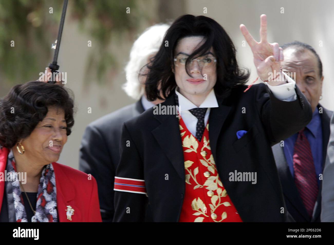 Michael Jackson flashes the V sign as he leaves with his mother ...