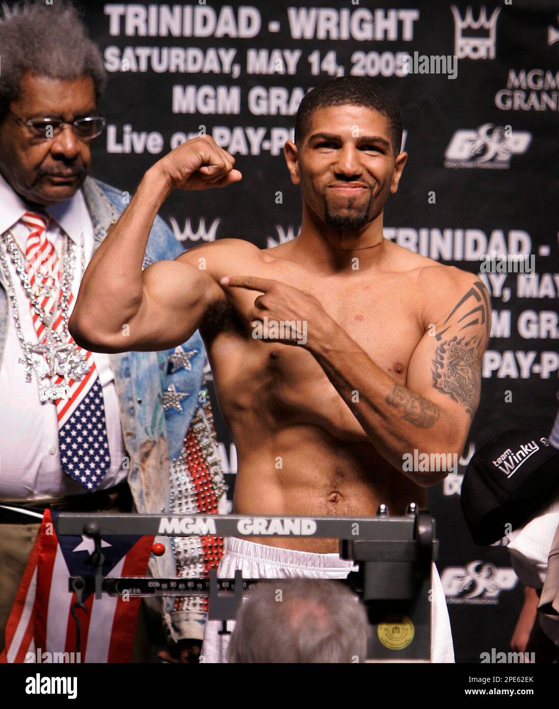 Boxer Winky Wright gestures as promoter Don King, left, looks on during ...