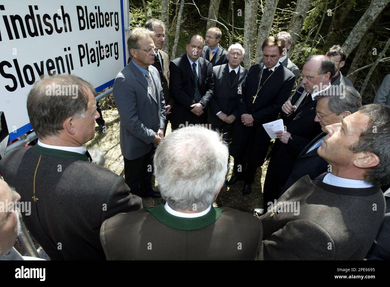 In Anwesenheit von Kaerntens Landeshauptmann Joerg Haider ...