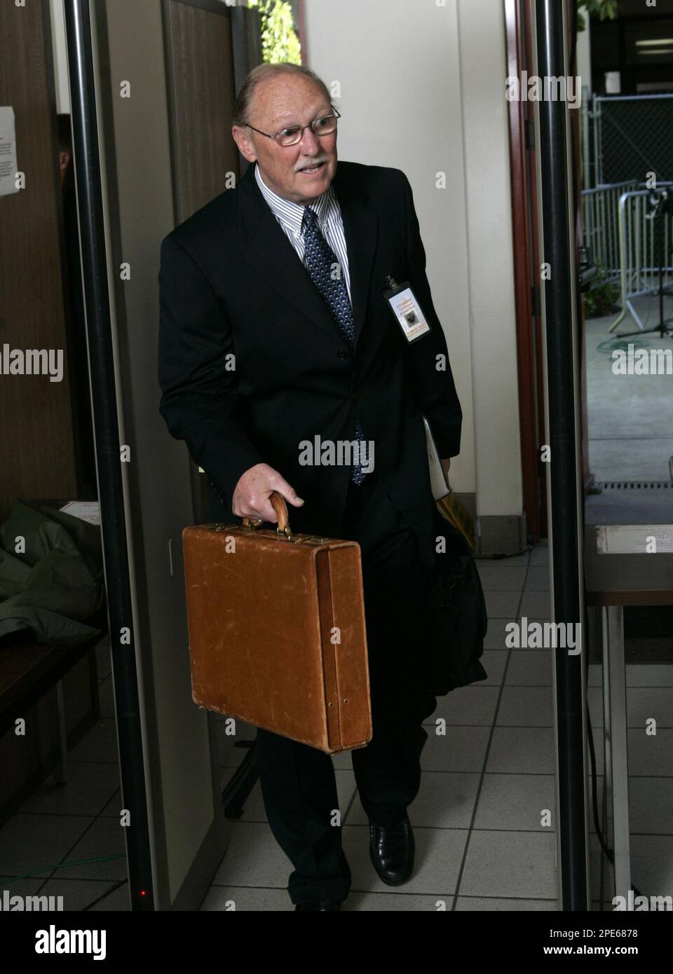 Prosecutor Thomas Sneddon arrives at Michael Jackson's child ...