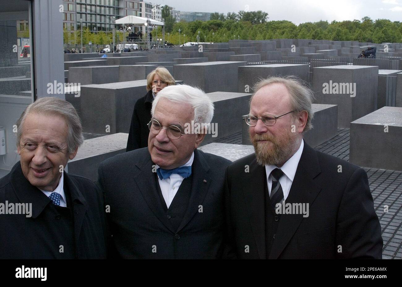 Bundestagspraesident Wolfgang Thierse, rechts, der amerikanische ...