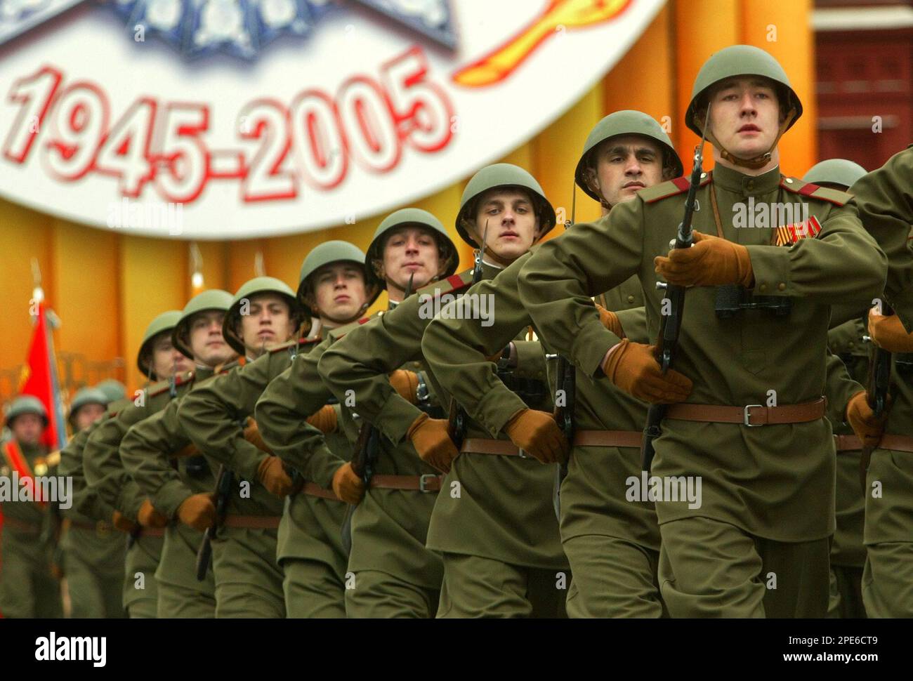 Russian soldiers dressed in Soviet WWII uniform march along the Red ...