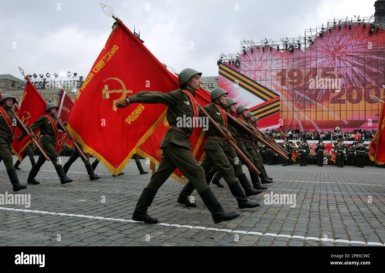 Russian soldiers dressed in Soviet WWII uniform march along the Red ...
