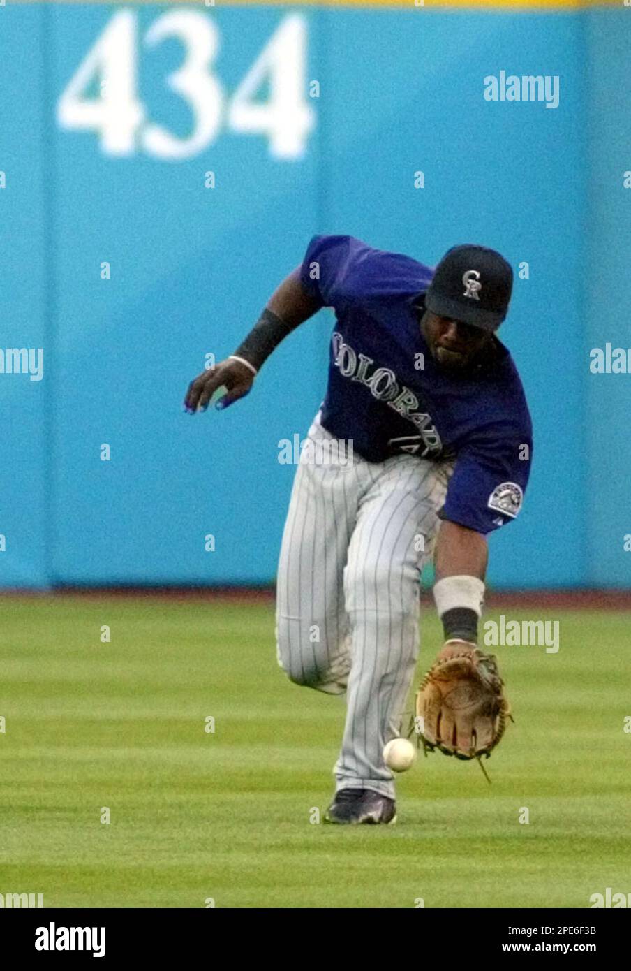 Colorado Rockies outfielder Preston Wilson bobbles a ball hit by ...