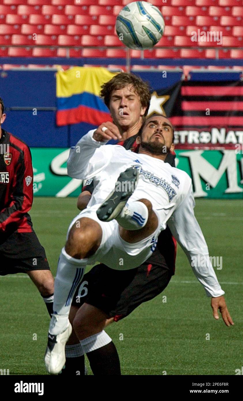 San Jose Earthquakes forward Dwayne De Rosario executes a bicycle kick ...