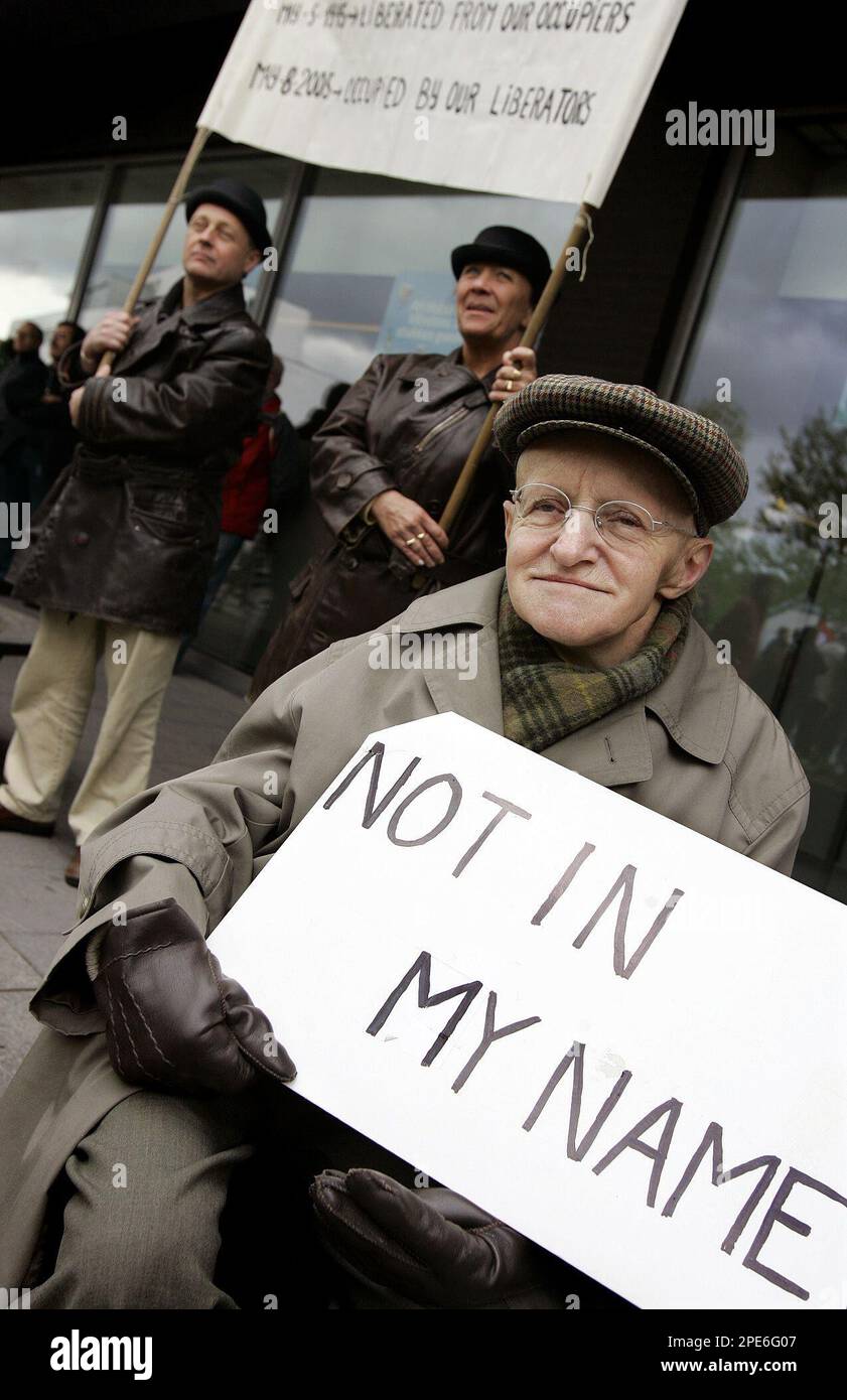 Jan Oomen protesting the arrival of U.S. President George W. Bush ...