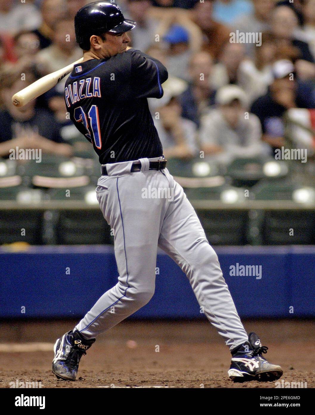 New York Mets' Mike Piazza hits his second home run of the night ...