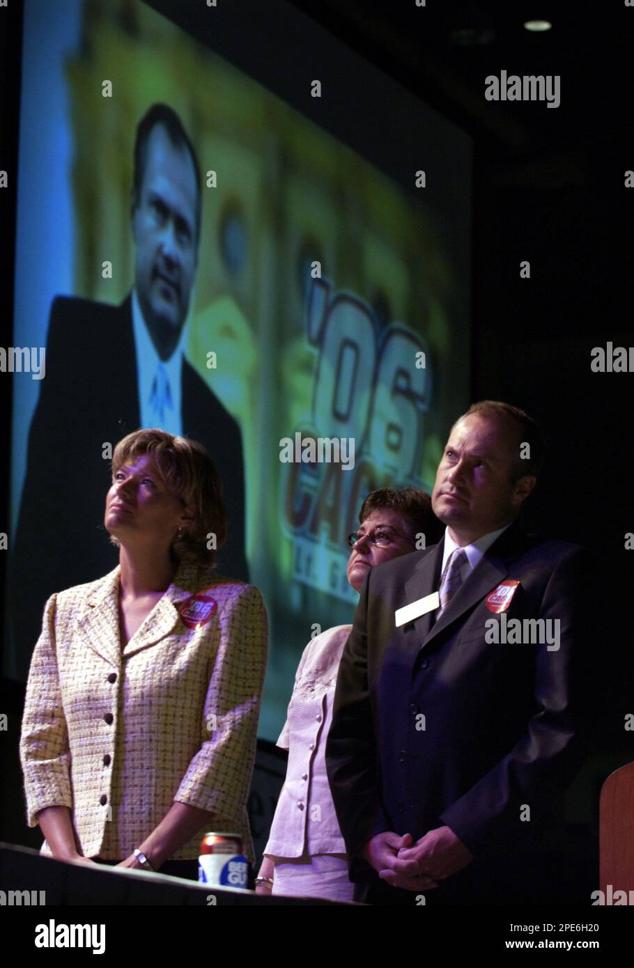 State Sen. Casey Cagle, right, wife Nita, left, and his mother Jeanette ...