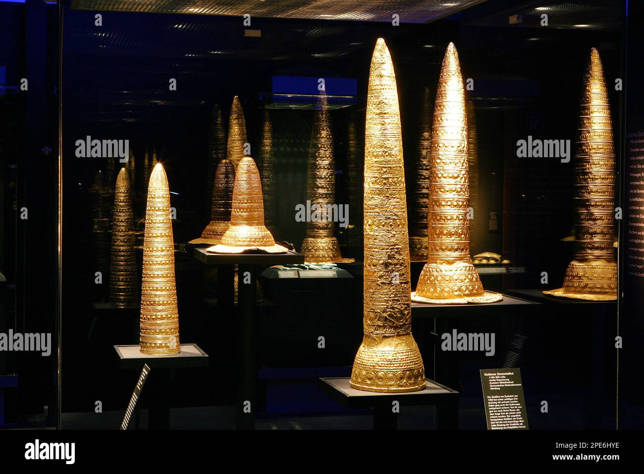 vier papierduenne Huete aus reinem Gold, die vermutlich zu spirituellen ...