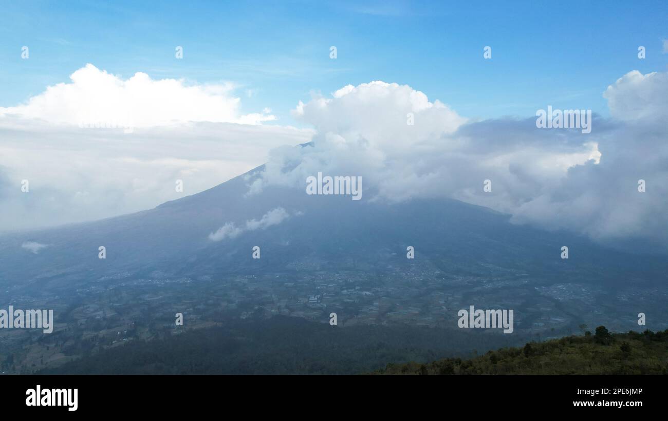 Sumbing volcano hi-res stock photography and images - Alamy