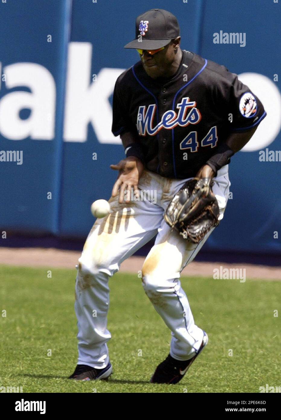 New York Mets outfielder Mike Cameron drops a catch in the third inning ...