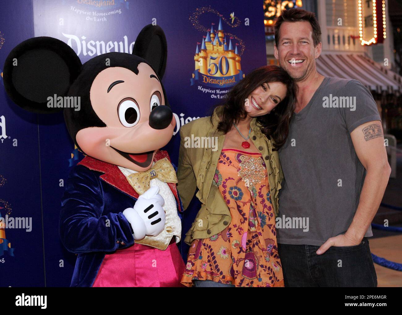 Actress Teri Hatcher, center, and James Denton, cast members of ABC ...