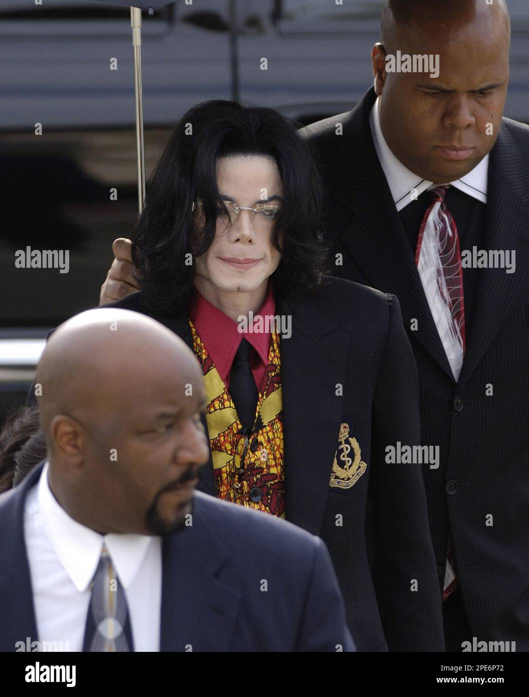 Michael Jackson (C) arrives with his private security guards the Santa ...