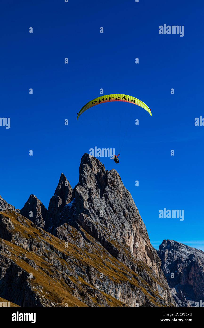 Paragliding tandem flight to the Geisler Group, Val Gardena, Dolomites ...