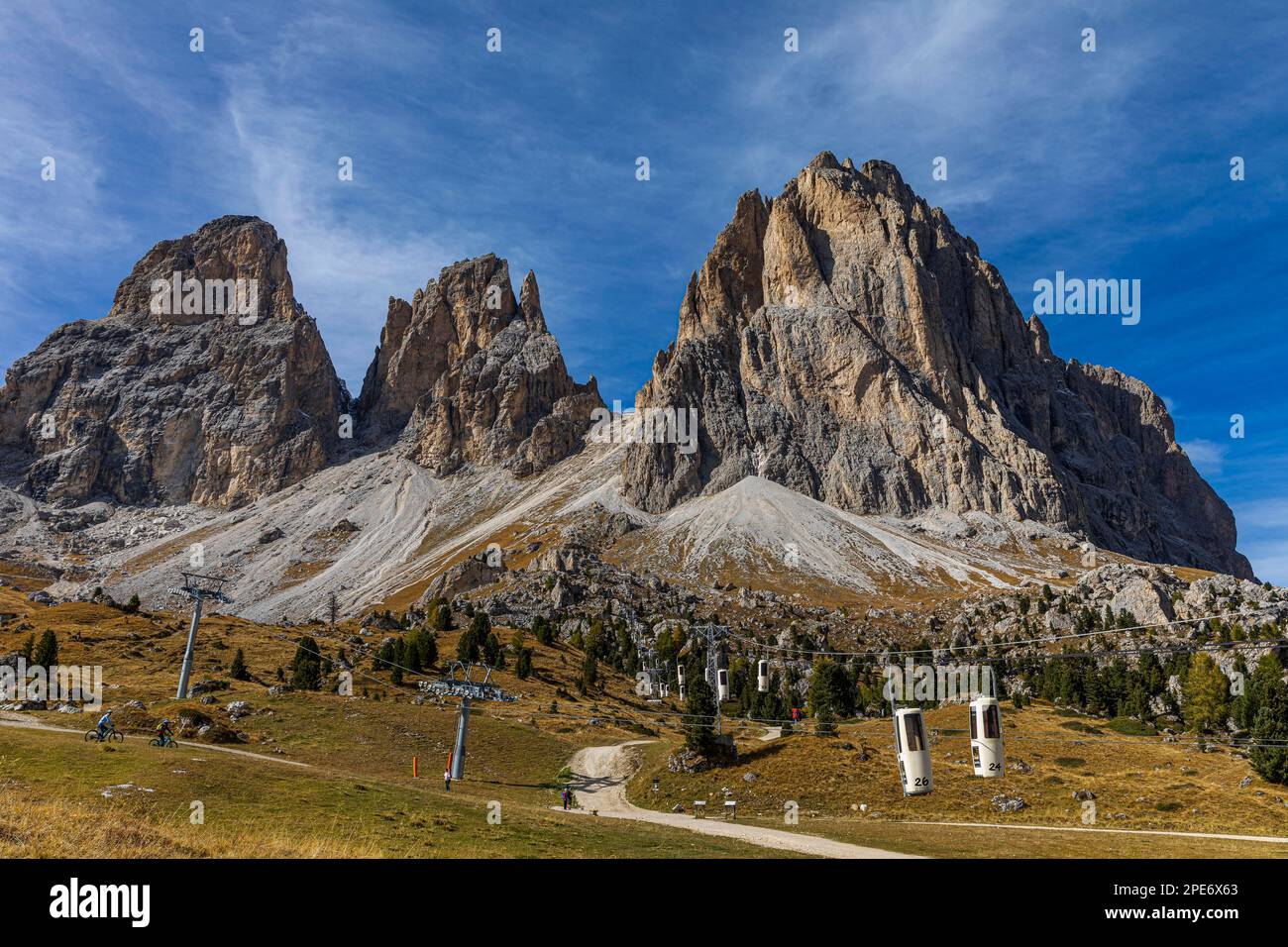 Cable car from the Sella Pass to the Langkofelscharte, behind the peaks ...