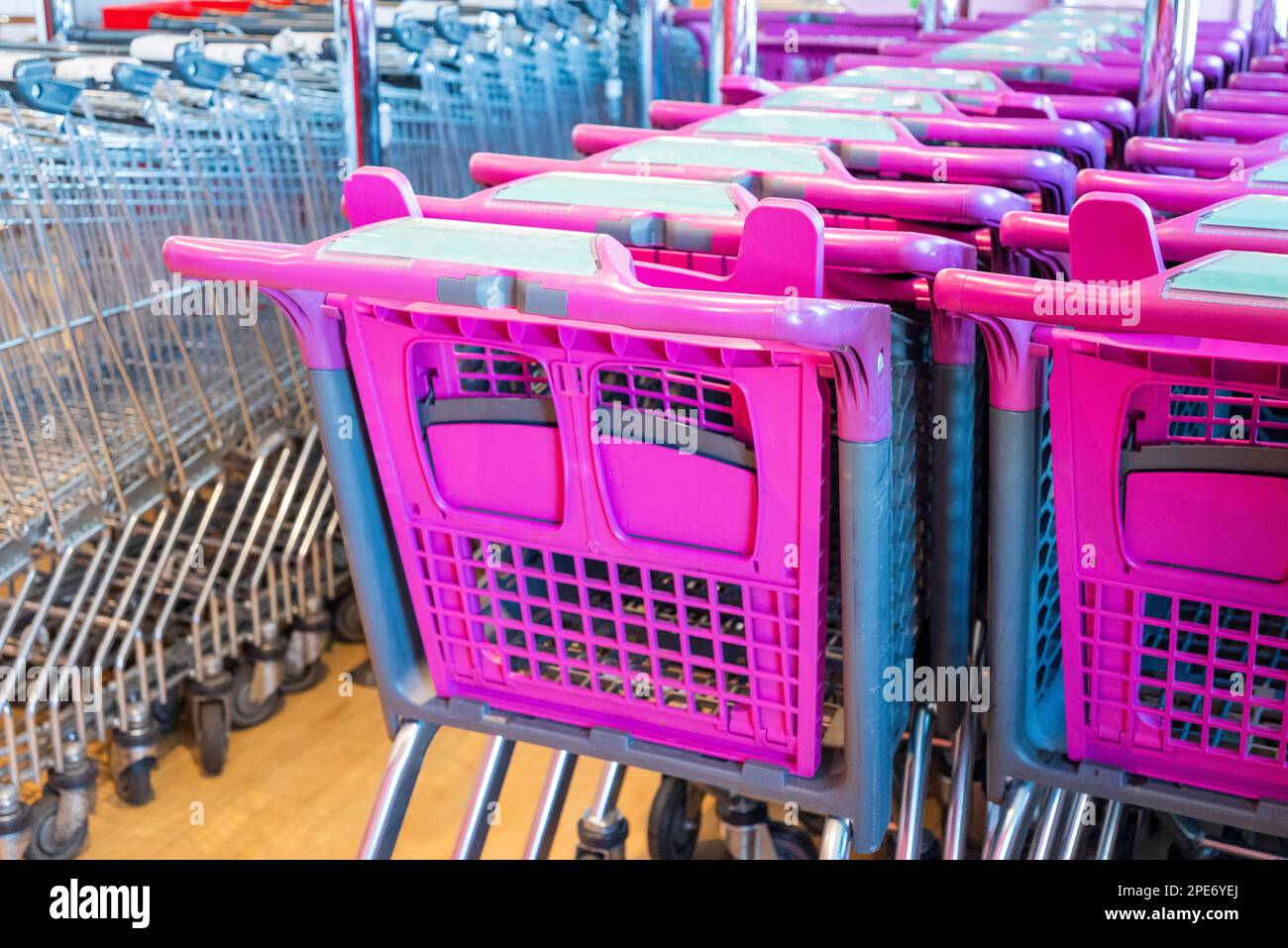 Customers with carts hi-res stock photography and images - Alamy