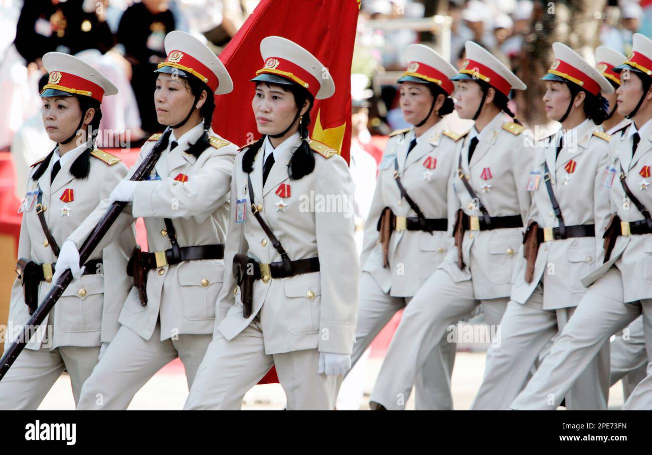Vietnamese women soldiers march during the 30th anniversary ...