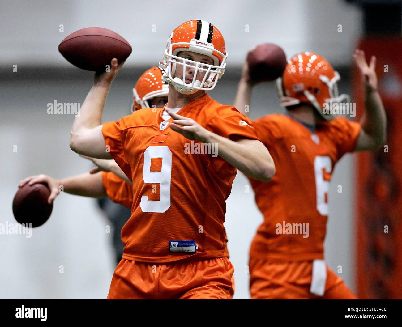 Cleveland Browns quarterback Charlie Frye (9) passes during practice at ...