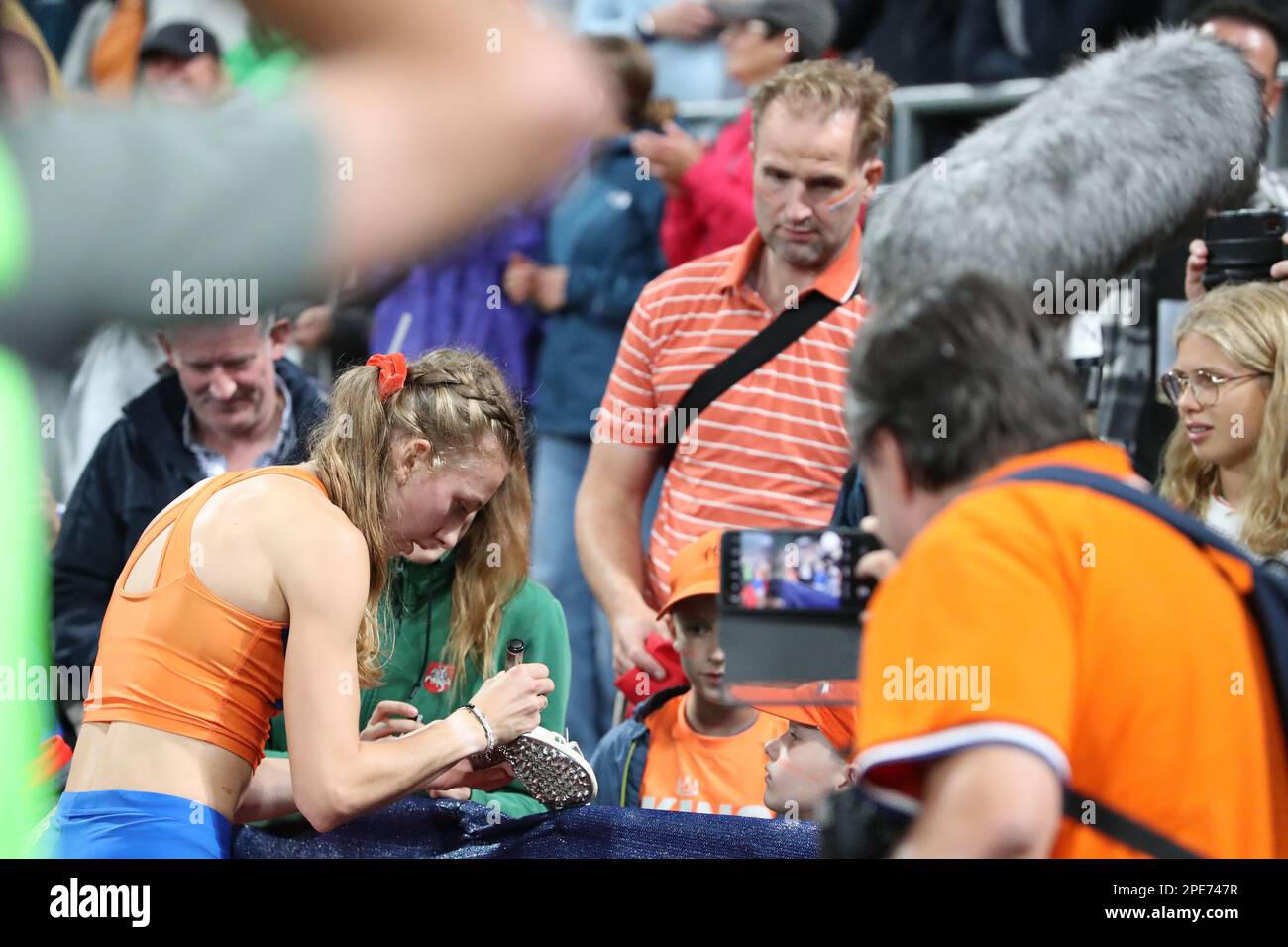 Femke BOL signing autographs after winning the 400m Hurdles at the ...