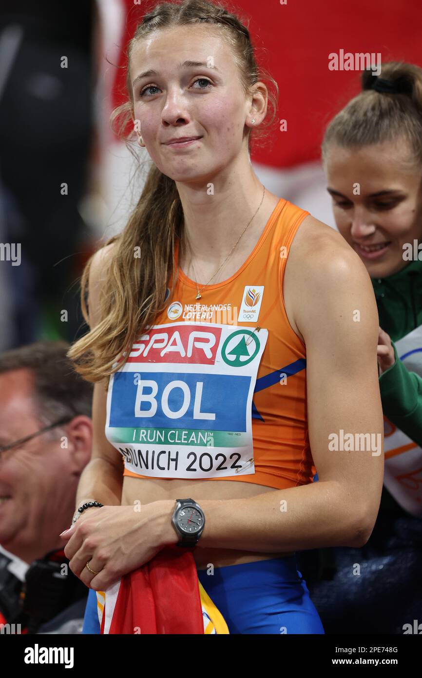 Femke BOL letting a fan have her race number after winning the 400m ...
