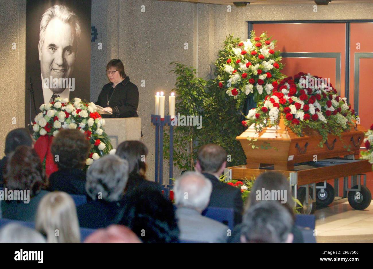 Die Tochter von Heinz Kluncker, Angela Kluncker, haelt eine Trauerrede ...