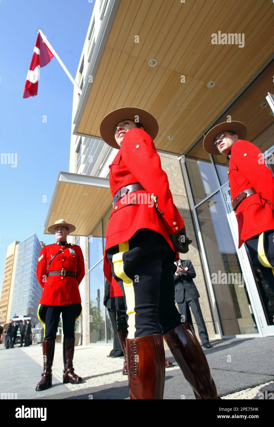 Royal Canadian Mounted Police steht als Wache am Eingang zur Eroeffnung ...