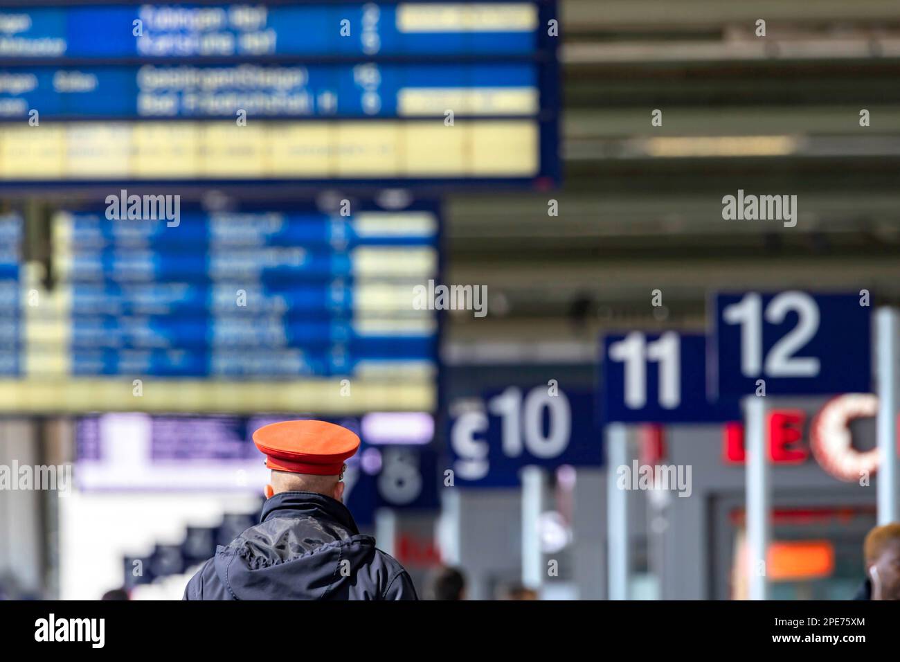 Main station with platforms and departure board, Deutsche Bahn service ...