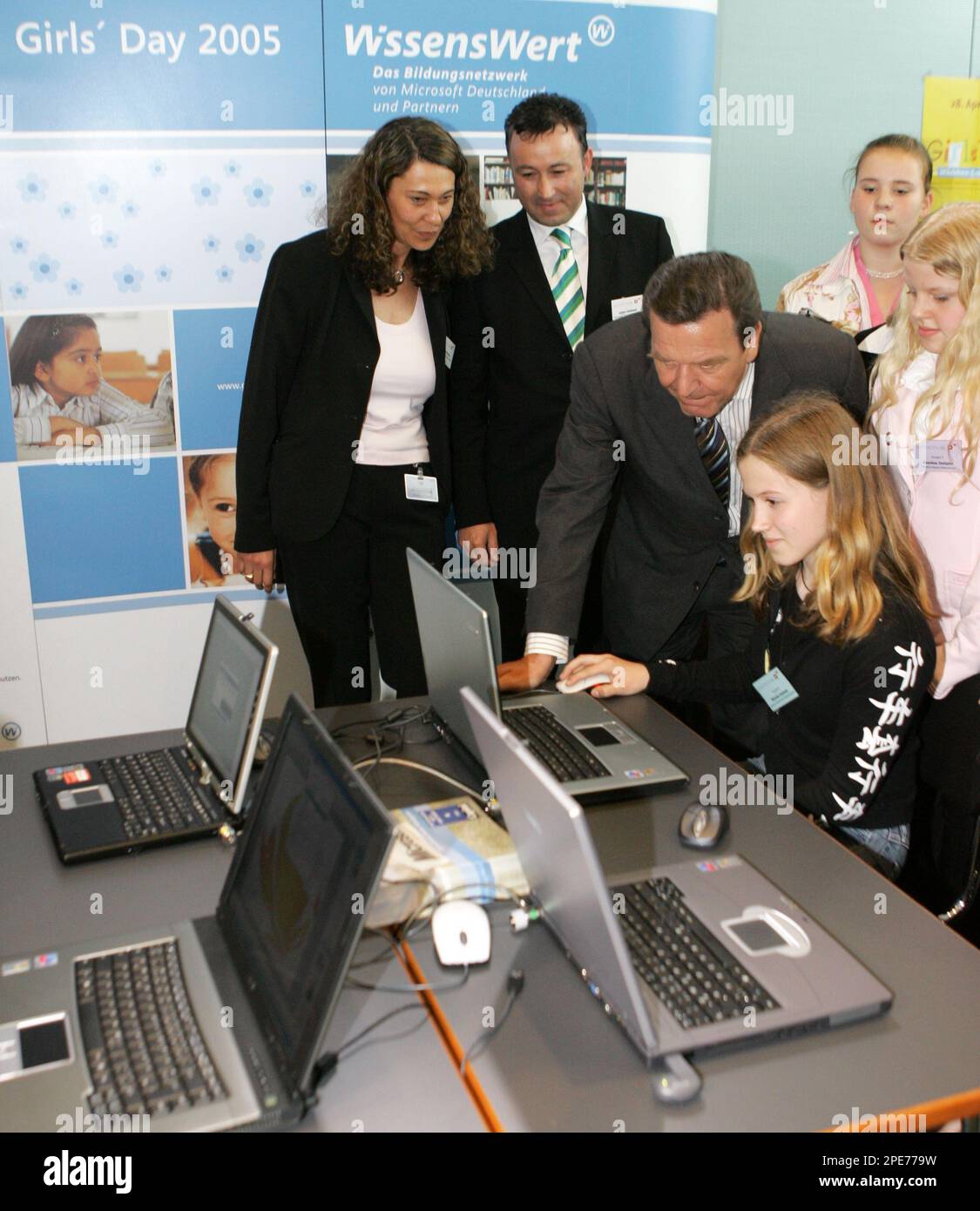 Bundeskanzler Gerhard Schroeder unterhaelt sich am Donnerstag, 28.April ...