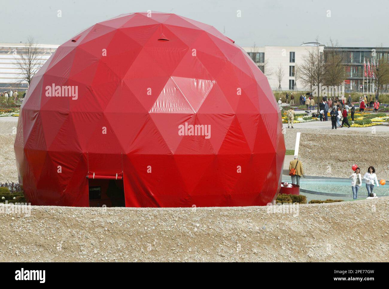 Zwei Besucherinnen der Bundesgartenschau stehen am Eroeffnungstag ...