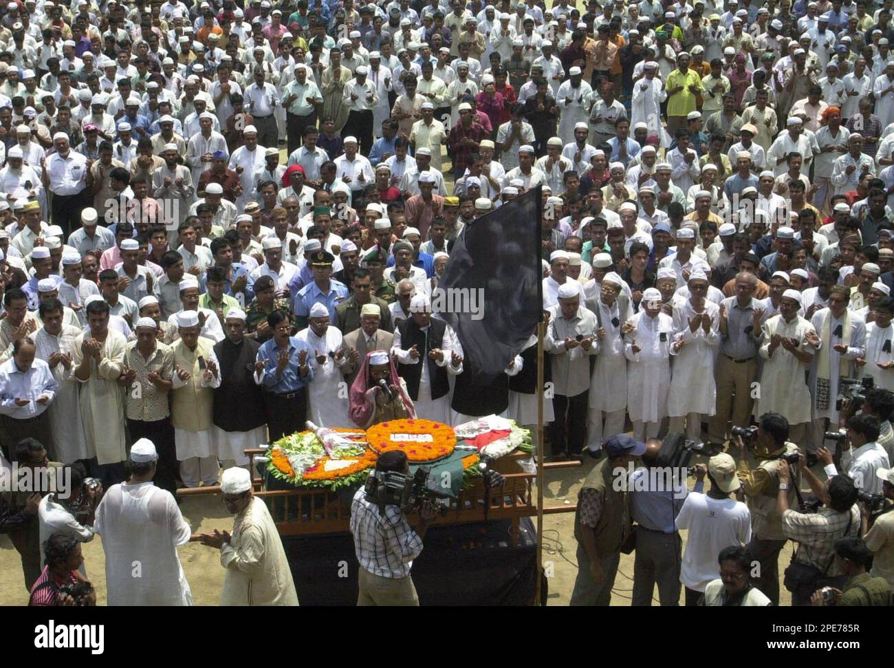 Thousands of people attend the funeral of former Foreign Minister and ...