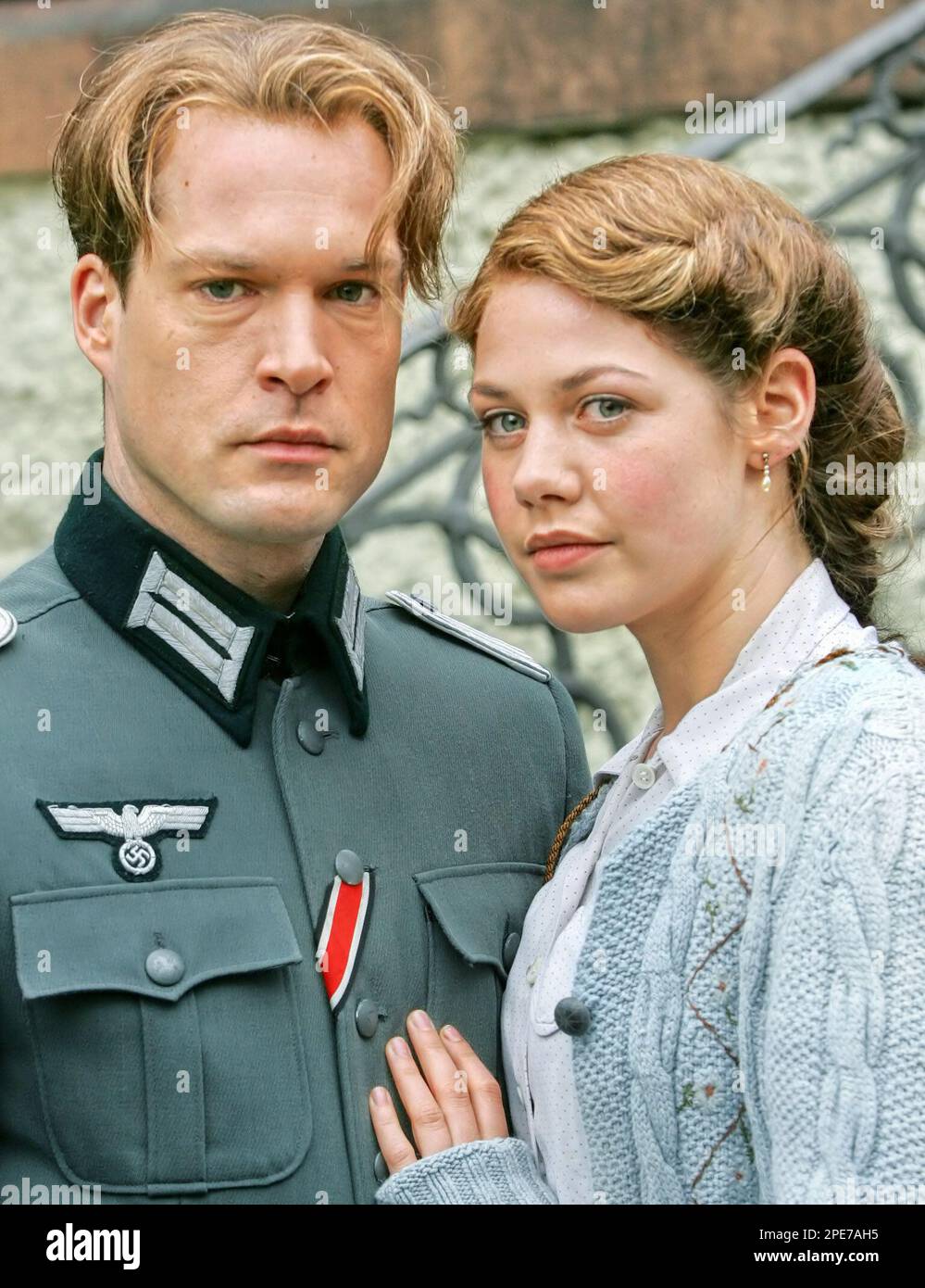 Der britische Schauspieler John Light als Pilot Robert Newman und die ...