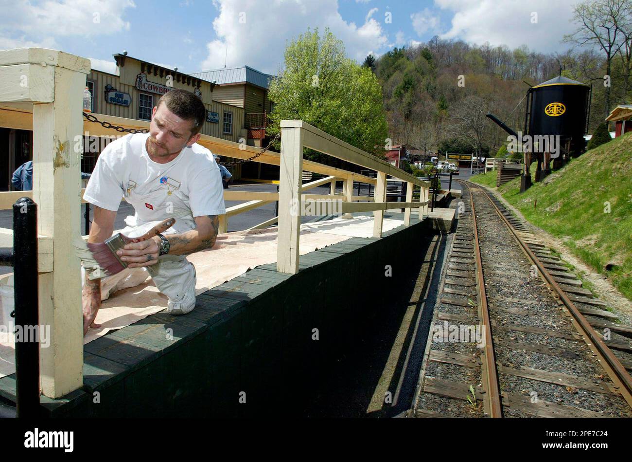 ** ADVANCE FOR WEEKEND OF APRIL 30- MAY 1 ** Gary Combs puts a final ...