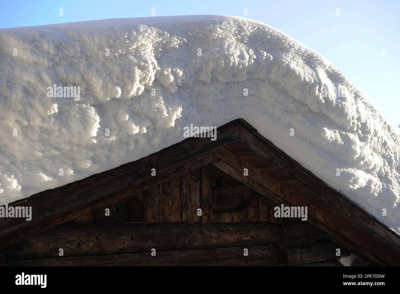 Switzerland chalet snow roof hi-res stock photography and images - Alamy