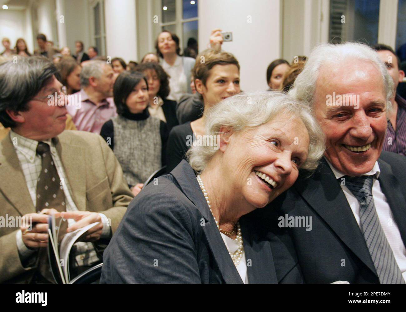 Francoise Bornet, center, the subject of the "Baiser de l'Hotel de ...