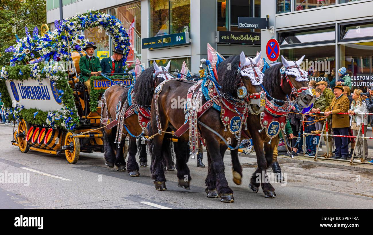 Festival procession, entry of the Wiesnwirte, Loewenbraeu brewery float ...