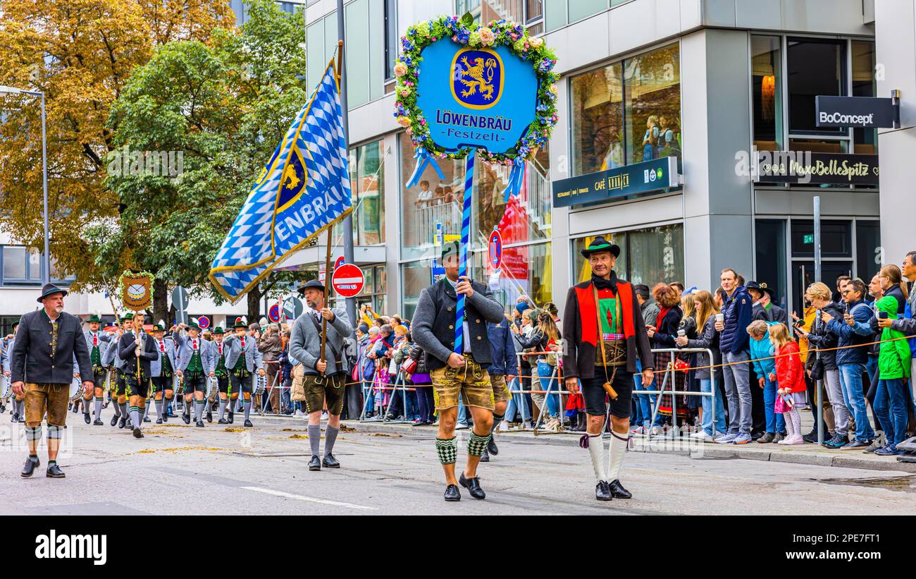 Festival procession, entry of the Wiesnwirte, Trachtler with flag and ...