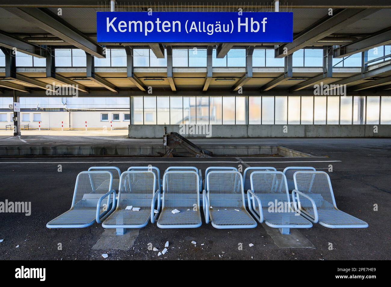 Platform with seats, track with buffer stop, main station, Kempten ...