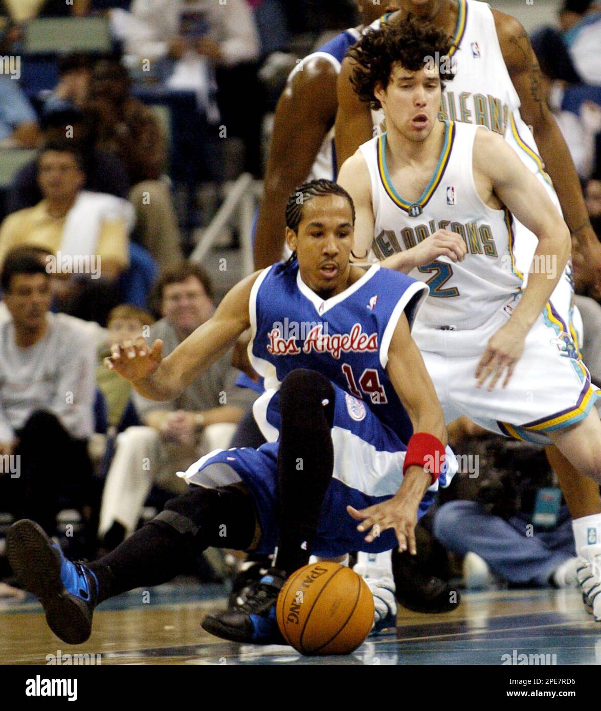 Los Angeles Clippers' Shaun Livingston (14) falls down in front of New ...