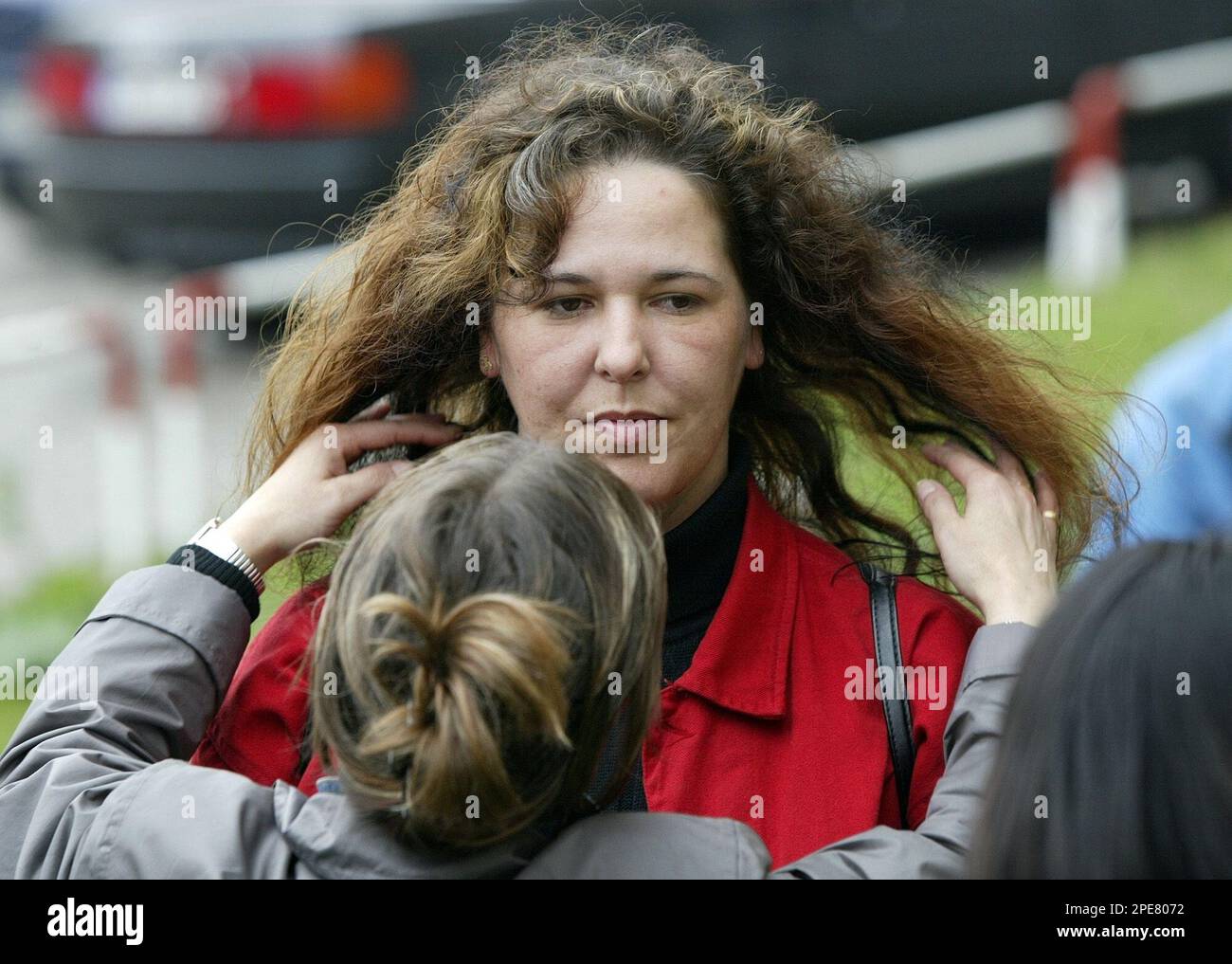 Die Mutter der ermordeten Angelina, hinten, wird am Montag, 18. April ...